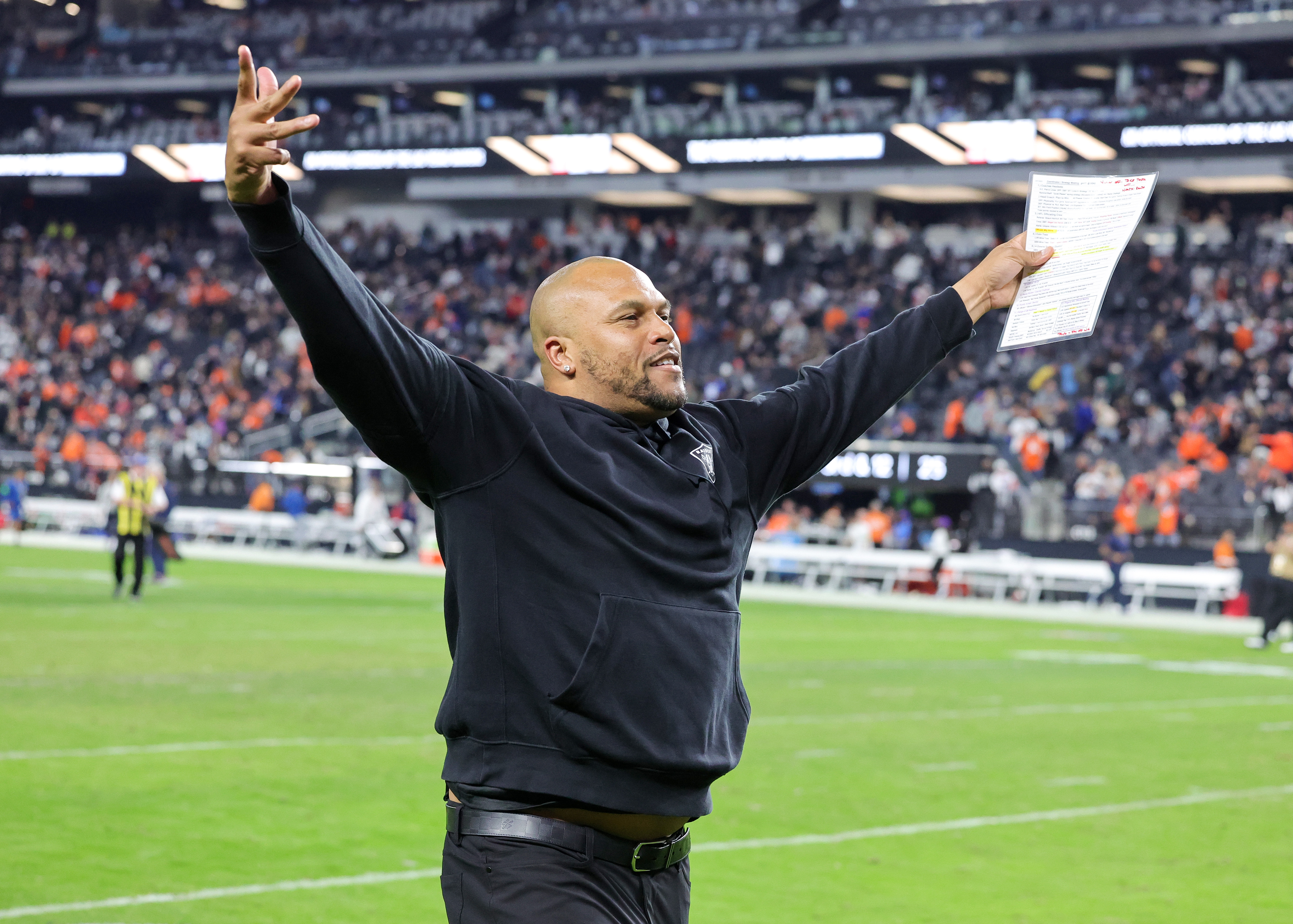 Las Vegas Raiders coach Antonio Pierce trying to return glory to Raider ...